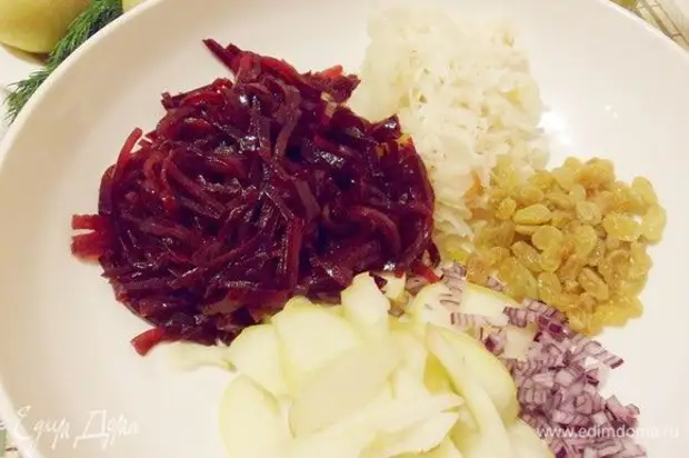 अतिरिक्त ब्राइनबाट मुट्ठीभर sauerkraut निचोड्नुहोस्। बीट र स्याउमा sauerkraut र एक मुट्ठी किशमिश थप्नुहोस्। यदि चाहियो भने केही दानेदार चिनी थप्नुहोस्।