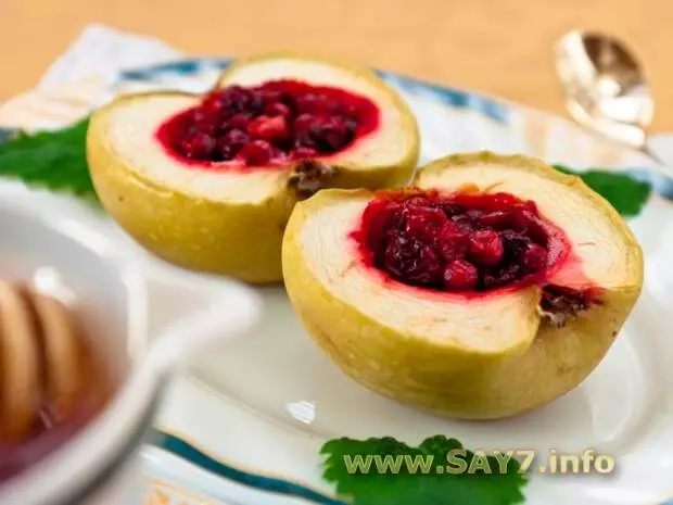 Apples baked with lingonberries and honey