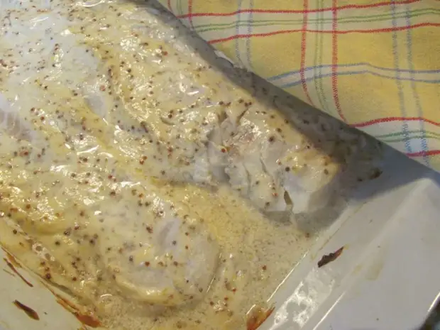 Samaki iliyooka na mchuzi wa sour cream-mayonnaise