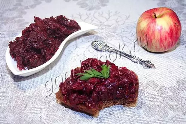 Beetroot caviar na apples