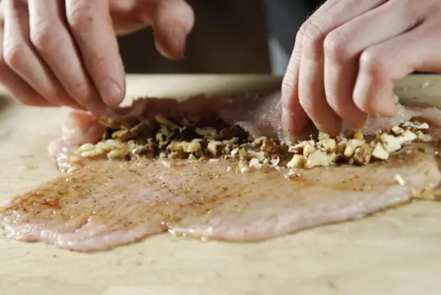 a step-by-step recipe for making chicken breast stuffed with nuts - step 4