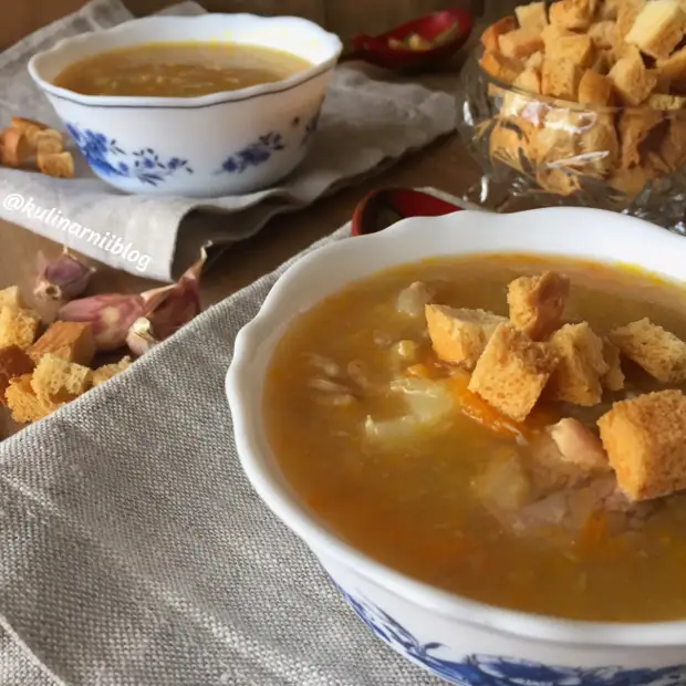 Pea soup with croutons