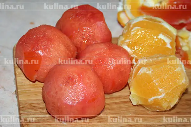 Апельсини очистити від шкірки та білої плівки, з томатів зняти шкірку.