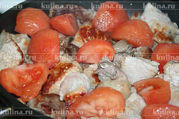 Ajoutez des tomates pelées et sautées à la viande...