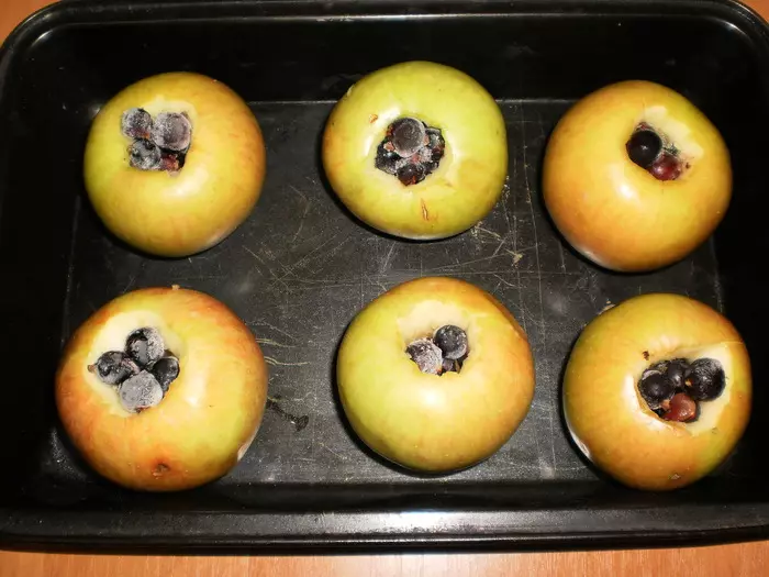 תפוחים אפויים עם רוטב
