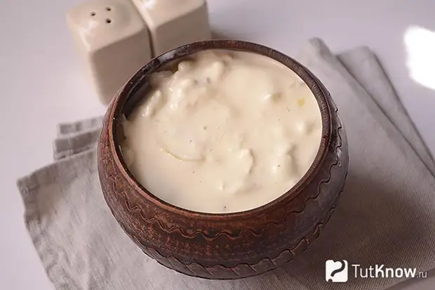 Dumplings aux oignons dans une casserole, trempés dans la crème sure