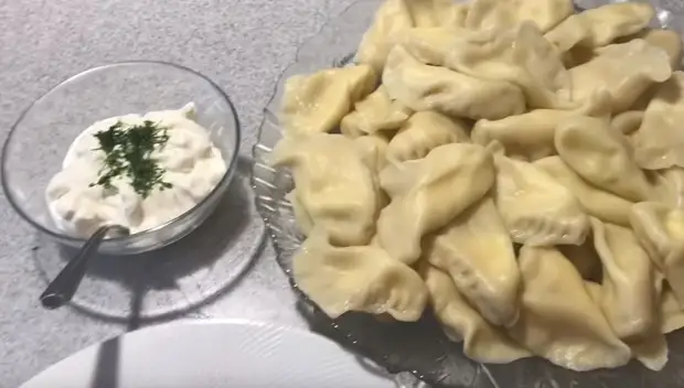 dumplings ndi dzira ndi wobiriwira anyezi