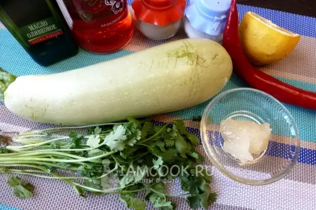 Awọn eroja fun zucchini marinated pẹlu oyin