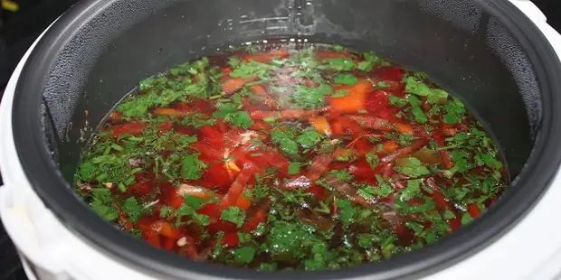 borscht en una olla de cocció lenta