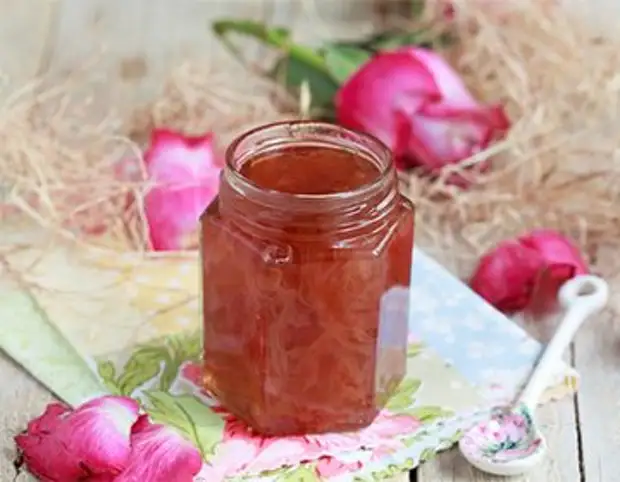 Recepta de melmelada de pètals de rosa: un postre curatiu per a dones amb un sabor romàntic