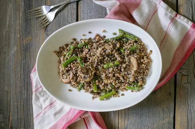 Onyonyo nke uzommeputa maka Warm Buckwheat Lentil Asparagus Salad