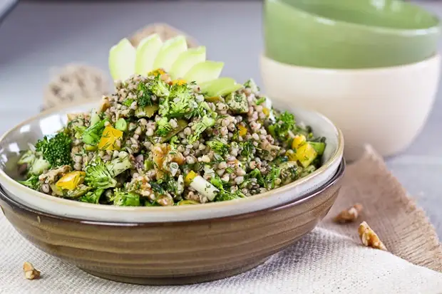 Onyonyo nke uzommeputa salad Summer na buckwheat