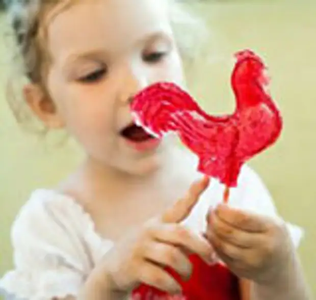 Childhood lollipop or how to make a cockerel on a stick