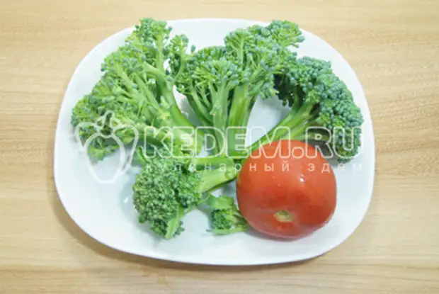 Hlanza i-broccoli kunye ne-tomato.