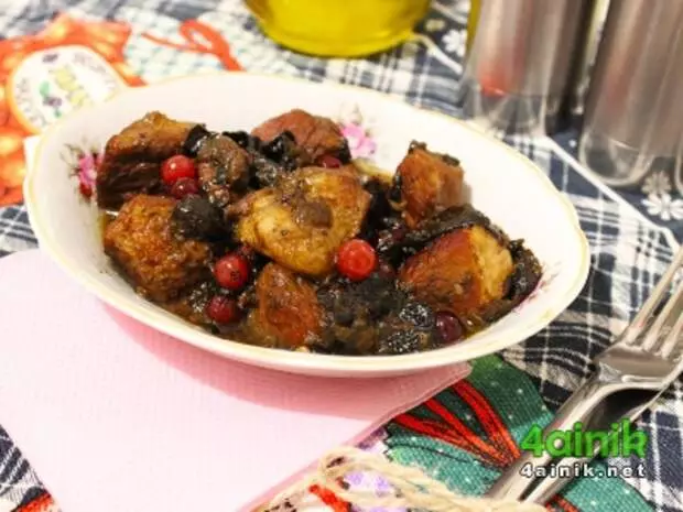 Daging babi godhok karo prunes lan cranberries