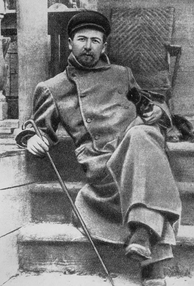 Chekhov in Melikhovo with the dachshund Khina. 1897 g