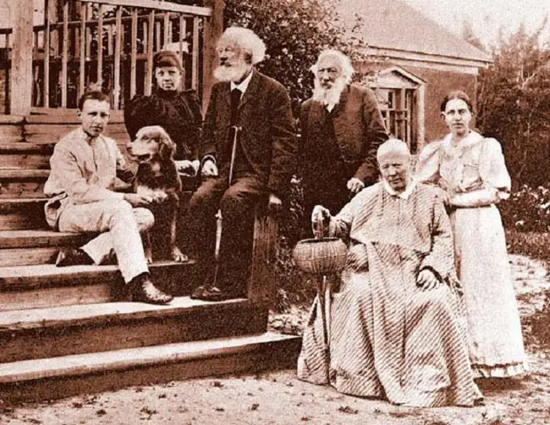 A.A. Blok with the dog Dianka on the steps of the porch of the chess house. From left to right: A.A. Kublitskaya-Piottukh (poet's mother), A.N.Beketov, N.N.Beketov, E.G. Beketova, M.A. Beketova. 1894 g.