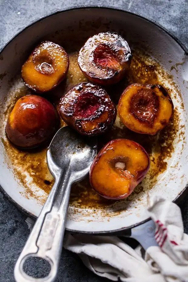 Peaches kukaanga na siagi ya asali: dessert ladha ya majira ya joto!