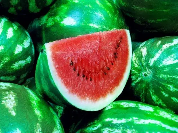 Cé chomh hálainn freastal ar watermelon ar an mbord