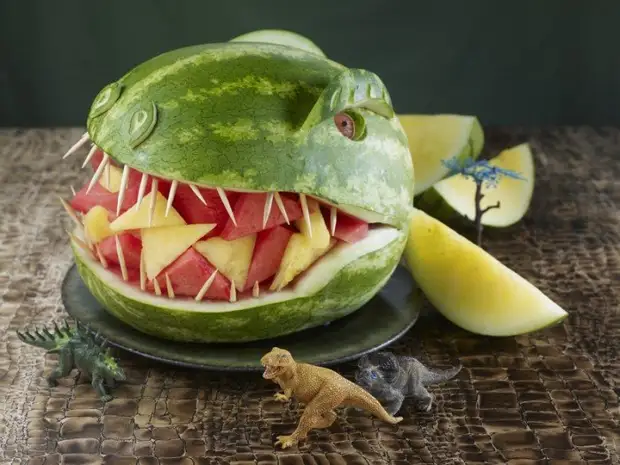 Cé chomh hálainn freastal ar watermelon ar an mbord