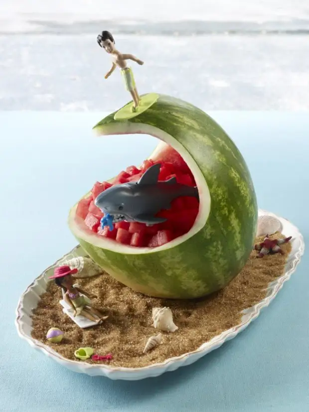 Cé chomh hálainn freastal ar watermelon ar an mbord