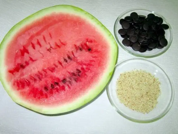 Cé chomh hálainn freastal ar watermelon ar an mbord