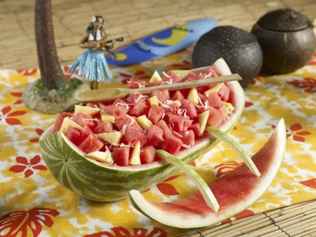 Cé chomh hálainn freastal ar watermelon ar an mbord