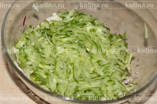 Rale os pepinos e acrescente ao resto dos ingredientes.