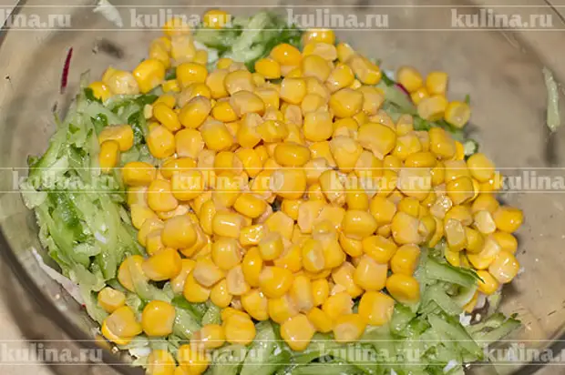 Drain the liquid from the corn and put it in a salad bowl.