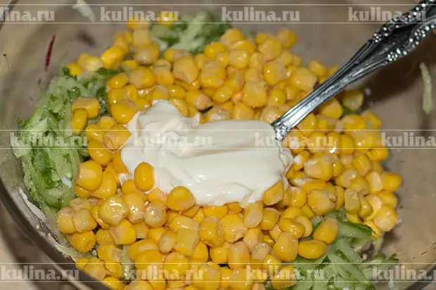 Salad, sezon ak mayonèz, melanje.