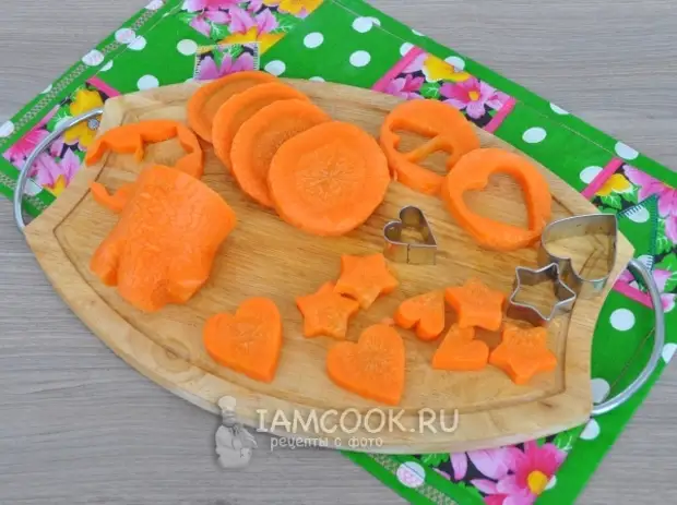 गाजर कापून घ्या