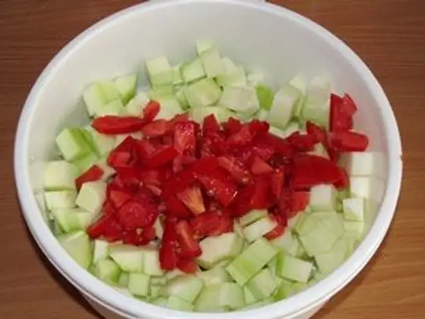 skiver av zucchini med tomater