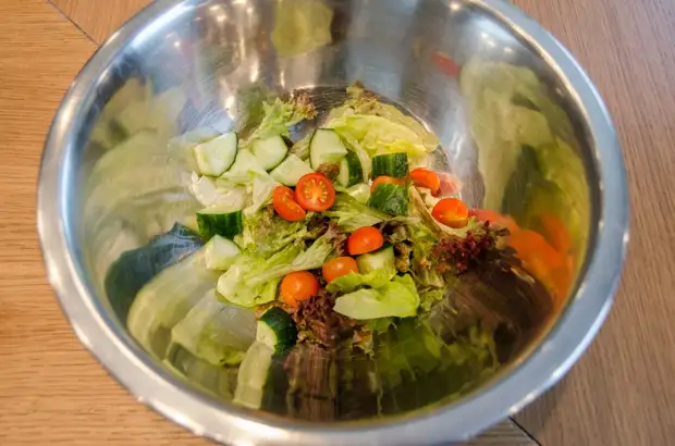 Costeletas de peru cozidas no vapor com salada de legumes © Aleksey Fedorov