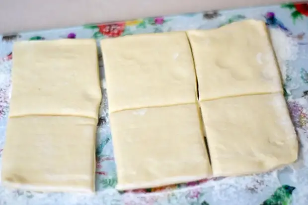Antipasto di pasta sfoglia al formaggio, la ricetta più semplice: foto step 2