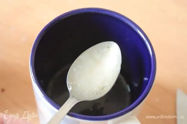 Llenar la gelatina con agua fría y dejar que se hinche (el tiempo de hinchamiento y las proporciones del compuesto con agua dependen de la gelatina, yo suelo dejar que hinche durante 15-20 minutos).