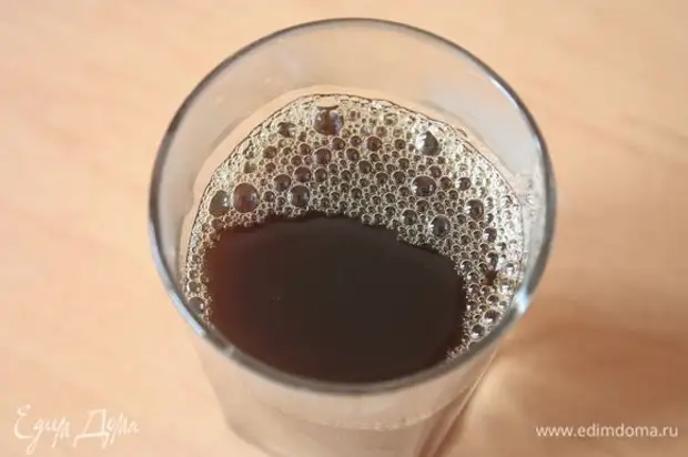 Jika sesuai petunjuk, panaskan agar-agar di atas api sampai benar-benar larut dan campur dengan kopi panas sampai rata. Saring gelatin dan kopi melalui saringan jika perlu. Tuangkan kopi ke dalam gelas-gelas yang telah dibagi dan masukkan ke dalam lemari es selama sekitar 1-1,5 jam. Semakin tinggi gelas Anda dan semakin banyak jelly kopi yang dikandungnya, semakin lama akan mengeras.