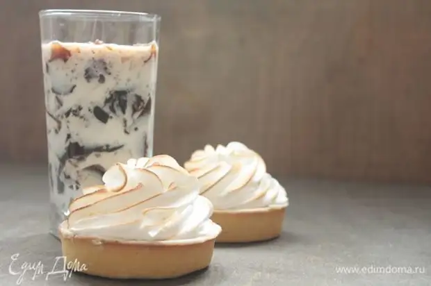 Saca la gelatina congelada del refrigerador y usa una cuchara para separarla en trozos grandes. Luego, llénelo con leche fría y sírvalo inmediatamente.