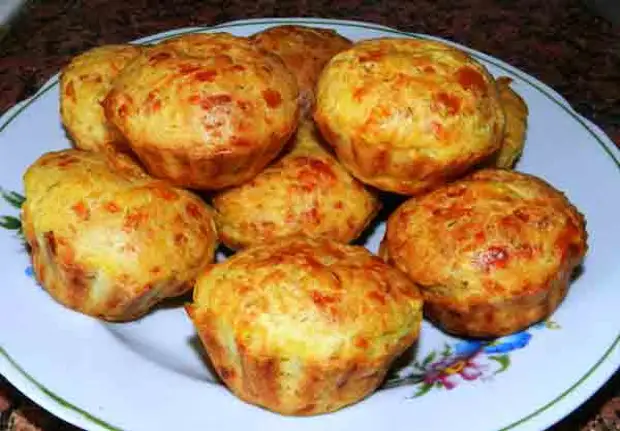 Muffins de carbassó amb embotit i formatge