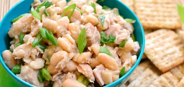 Salada deliciosa com feijão branco enlatado