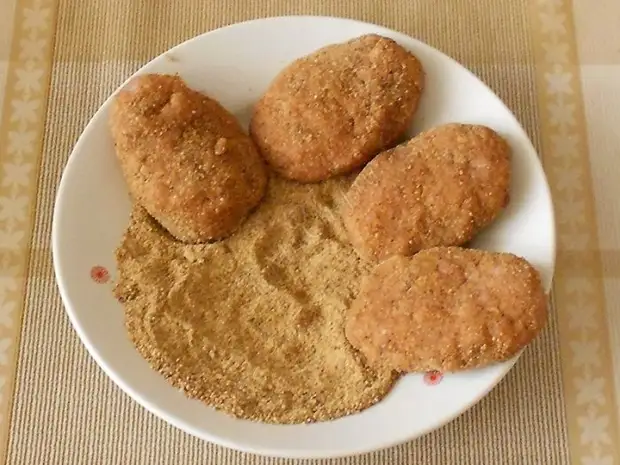 Add bread crumbs to minced meat instead of bread. / Photo: mr-chef.ru