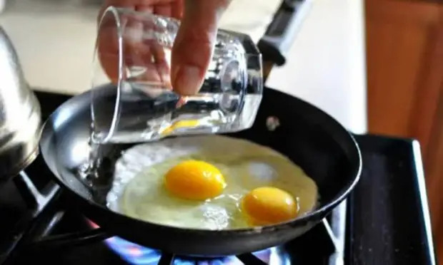 Add water to make the eggs tender. / Photo: pinterest.ru