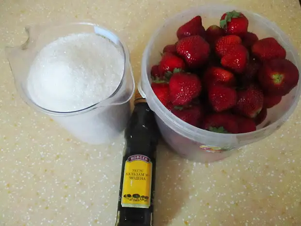 Delicious recipe - strawberries, powdered sugar and balsamic vinegar. / Photo: aladka.ru