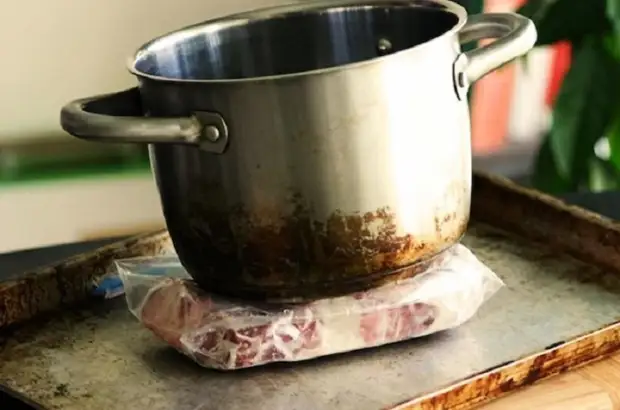 Meat can be defrosted using a baking sheet and a pot of water. / Photo: sovkusom.ru