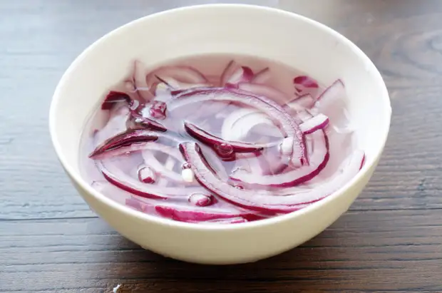 To make the onion less pungent, soak it in water. / Photo: andychef.net