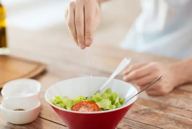 Add coarse salt to the salad. / Photo: womy.ru