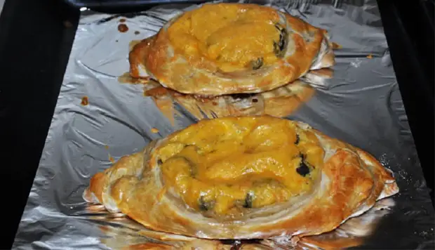 आलु संग पफ पेस्ट्री डुङ्गा एक असामान्य र स्वादिष्ट पकवान हो!