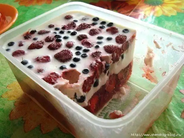 Sour cream jelly cake na may berries sa loob ng 15 minuto