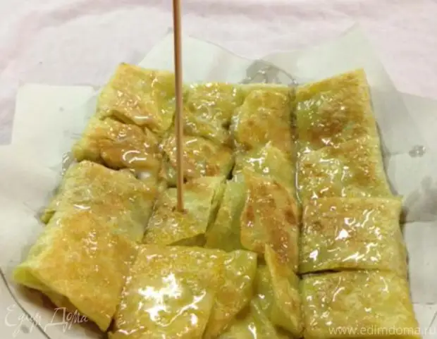 Thai pancakes roti pẹlu ogede (Roti, Banana Pancakes)