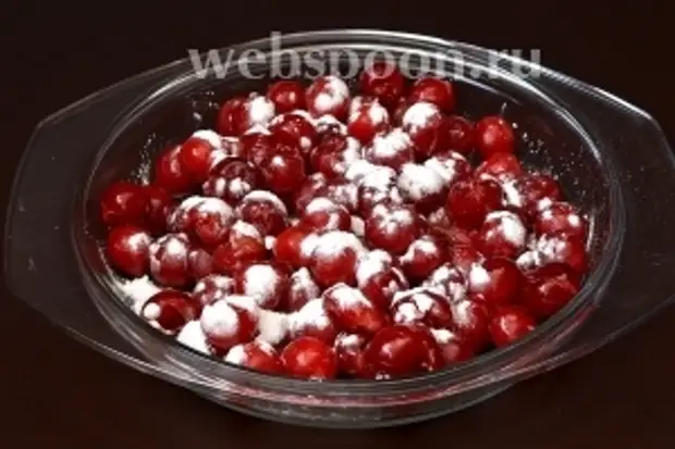 Sprinkle cherries ດ້ວຍທາດແປ້ງ.