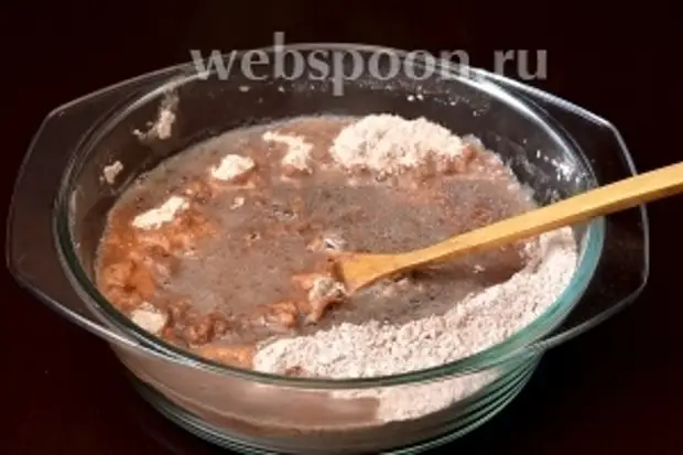 Tuangkan air panas ke dalam adunan tepung.